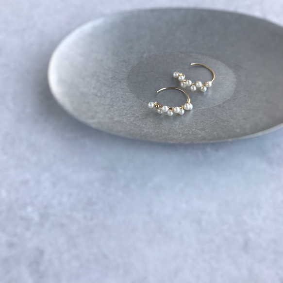 小さなパールのサークルフックピアス / 14kgf ピアス（フック・チェーン） ao. 通販 17263173｜Creema(クリーマ)