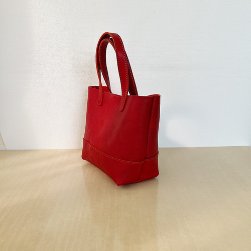 赤い革のトートバッグ モチっとした革 シュリンクレザー 丁度 赤い革のトートバッグ モチっとした革 シュリンクレザー 丁度
