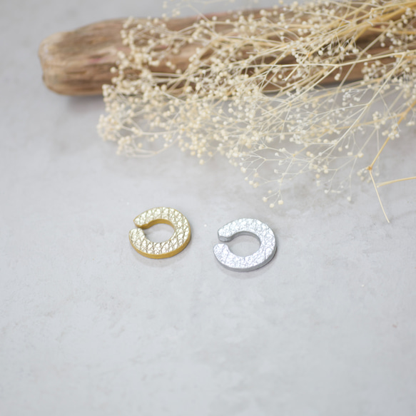 レザー イヤーカフ ear cuff シンプルアクセサリー シルバー ゴールド イタリアンレザー 革 イヤーカフ Okika 通販 17306768｜Creema(クリーマ)