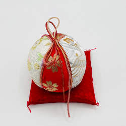 金蘭生地 刺繍入り木目込み鞠 - 鶴と金糸のさくら柄 - 8cm ウェルカムボード アトリエでぃぐ。 通販｜Creema(クリーマ) 17311722