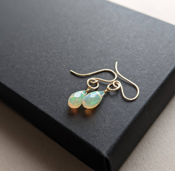 《遊色ギラギラ★一点もの》エチオピアンオパール シンプルひと粒ピアス14kgf（C） ピアス（フック・チェーン） Aloali-R 通販｜Creema(クリーマ) 17318060