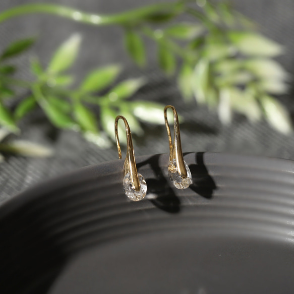 【再販】輝くクリスタル一粒フックピアス 線径0.7㎜【14kgf】金属アレルギー対応 クリア 天然石 高グレードクォーツ ピアス（フック・チェーン） MAY.K 金属アレルギー対応 通販 ...