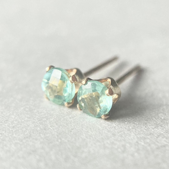 【燐灰石】ブルーグリーンアパタイトのスタッドピアス【14KGF 4mm】 ピアス（スタッド・一粒） Pierre 通販 17322725｜Creema(クリーマ)