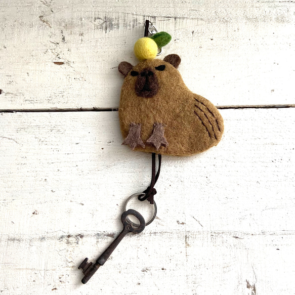 オリジナル 羊毛 フェルト カピバラ キーケース ハンドメイド キーケース tanon(タノン) 通販 17324001｜Creema(クリーマ)