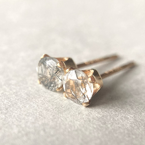 【黒針水晶】トルマリンクォーツのスタッドピアス【14KGF 4mm】 ピアス（スタッド・一粒） Pierre 通販｜Creema(クリーマ)