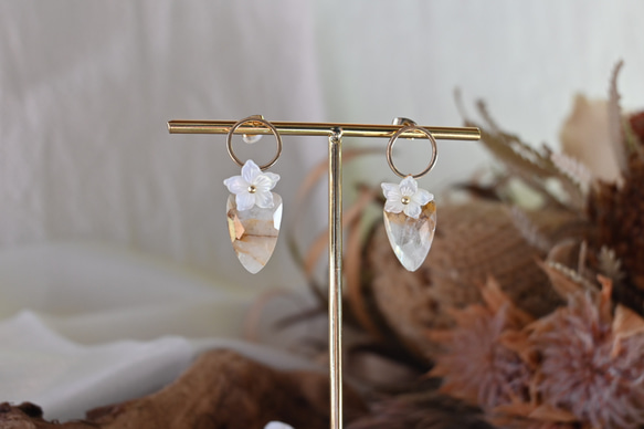 ミネラルクォーツとシェルのフラワーピアス ピアス（スタッド・一粒） laugh 通販 17372049｜Creema(クリーマ)