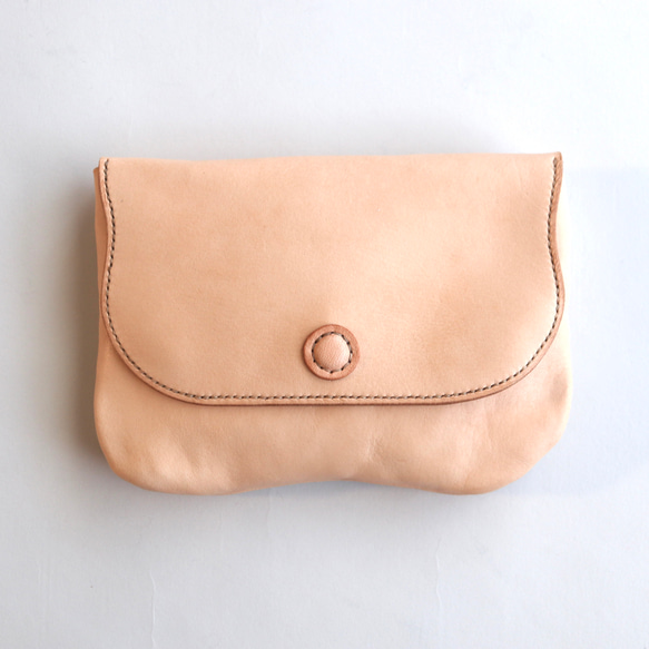 ヌメ革の革ボタンポーチ ポーチ 草木染レザーSou-no-Iro 通販 17394522｜Creema(クリーマ)