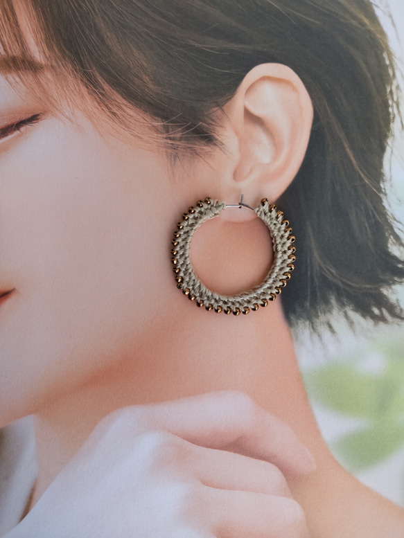 サージカルステンレス ワイヤーフープ リネン糸アンバービーズ編み込みピアス ピアス（フープ） CHITON 通販 17427263 ...