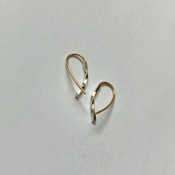 silver×14kgf ミックスカラーの華奢フックピアス ゴールド&シルバー シンプル ピアス（フック・チェーン） GLEAM 通販 17443763｜Creema(クリーマ)