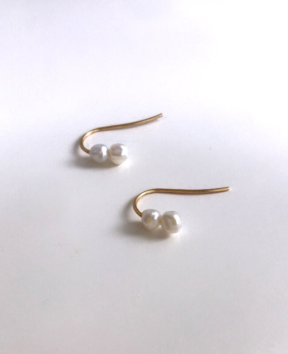 淡水パール 14kgf 4ミリ極小バロックパールがかわいいピアス ピアス（フック・チェーン） miracoro 通販 17484401｜Creema(クリーマ)