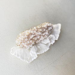 ビーズ刺繍のブローチ 波打ちぎわ（ベージュ） ブローチ CHRYSE 通販｜Creema(クリーマ) 17500292