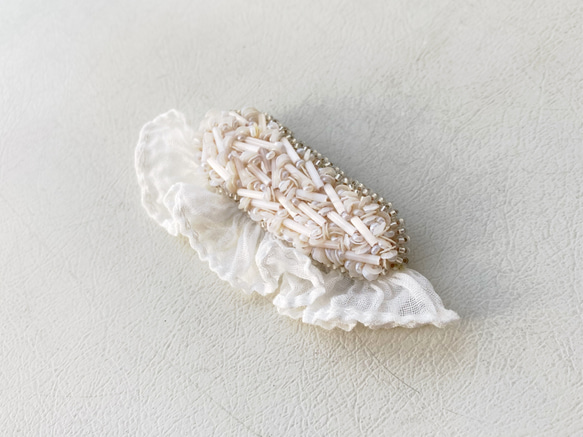 ビーズ刺繍のブローチ 波打ちぎわ（ベージュ） ブローチ CHRYSE 通販｜Creema(クリーマ) 17500292