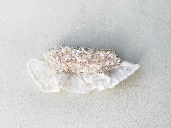 ビーズ刺繍のブローチ 波打ちぎわ（ベージュ） ブローチ CHRYSE 通販｜Creema(クリーマ) 17500292