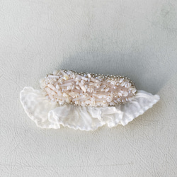 ビーズ刺繍のブローチ 波打ちぎわ（ベージュ） ブローチ CHRYSE 通販｜Creema(クリーマ) 17500292