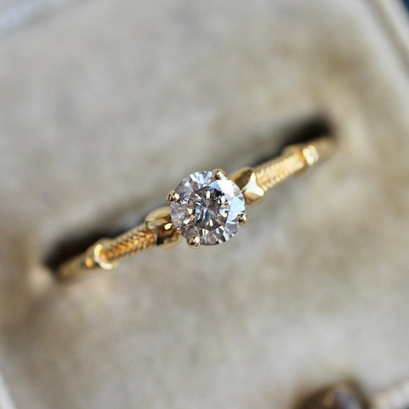 ソルトアンドペッパーダイヤモンド 0.31ct 4本爪×ヘリンボーンアーム K18YG リング 指輪・リング Mei JEWELRY 通販 17513760｜Creema(クリーマ)