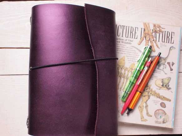 本革A5 メタリック茄子紺色 くるっと手帳カバー トラベラーズノートタイプ ポーチ かを 通販 1753003｜Creema(クリーマ)