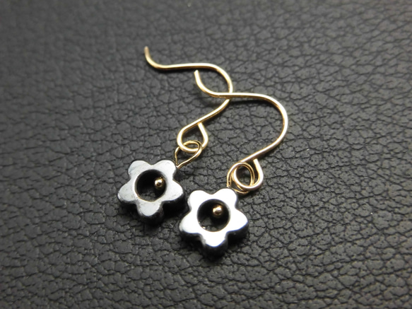 【感謝SALE】【14KGF】フラワーモチーフヘマタイトの1粒ピアス 659 ピアス（フック・チェーン） KAZEYA－かぜやー 通販｜Creema(クリーマ)