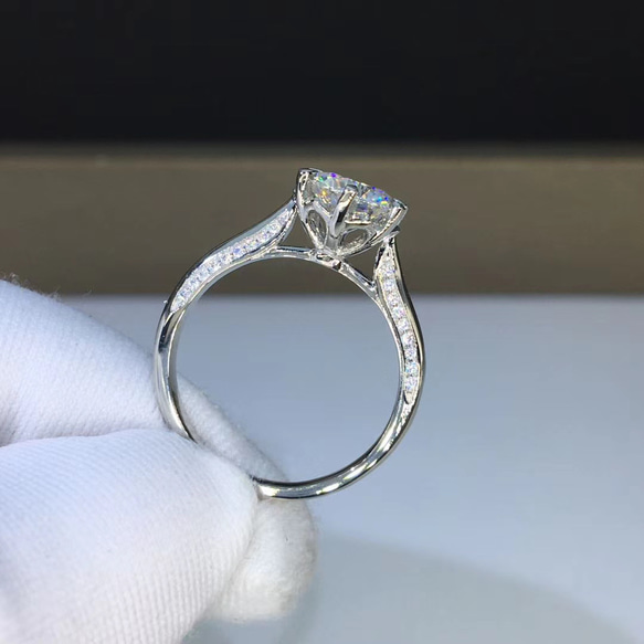 【newデザイン】輝く1カラット モアサナイト ダイヤ リング K18WG 指輪・リング ルイ 通販｜Creema(クリーマ) 17563205