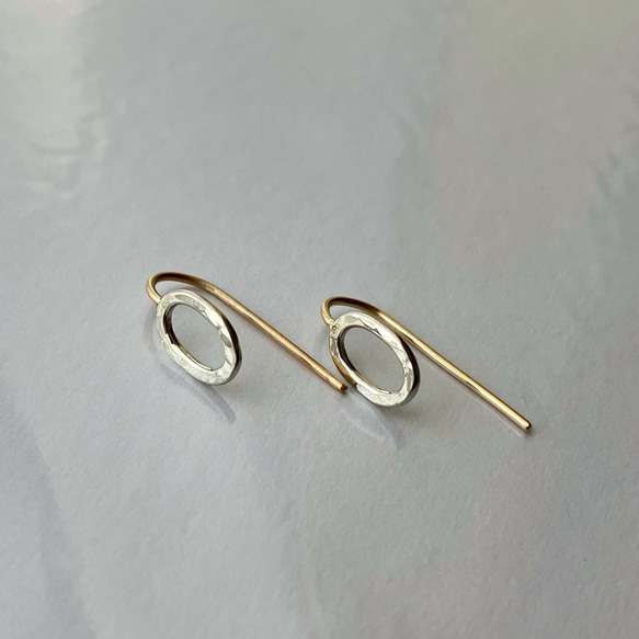 14kgf×silver バイカラーオーバルフックピアス シルバー950 キャッチレス ピアス（フック・チェーン） GLEAM 通販 17581005｜Creema(クリーマ)