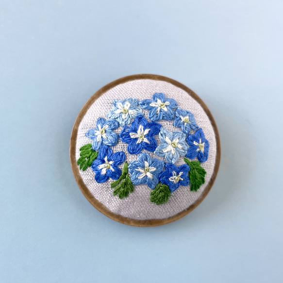 青い花 刺繍ブローチ 選べる枠 ひんやりアイスブルー ブローチ tukuru-Risa-broderie 通販 17581227｜Creema(クリーマ)