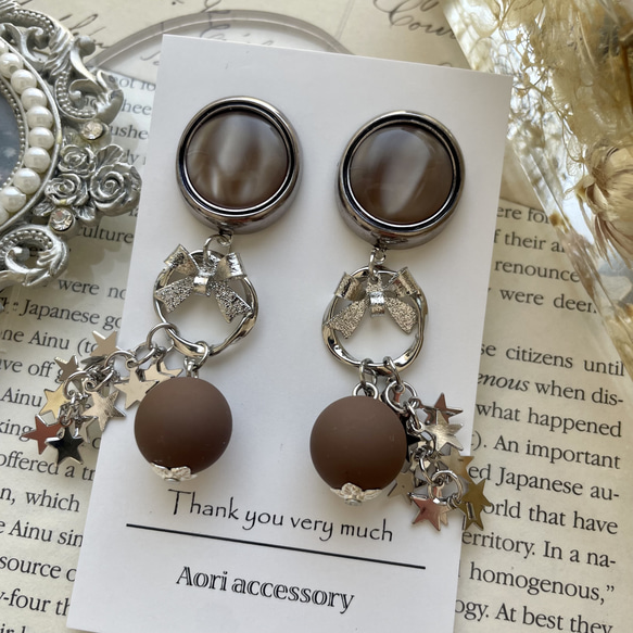 私だけの珈琲時間〜ヴィンテージボタン×コーヒー色のラバービーズピアス ピアス（スタッド・一粒） Aori accessory 通販 ...