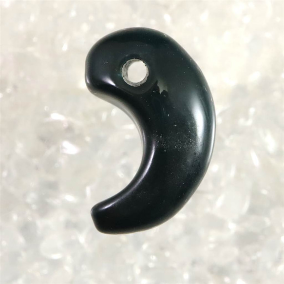 出雲碧玉 出雲石 21mm勾玉 2.62g ディレクトリーカード付 #81981 天然石 榎本通商 通販 17626285｜Creema(クリーマ)