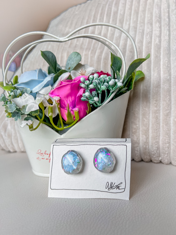 アイスブルージオード / 手作りの樹脂製イヤリング / ピアス / 軽量の模擬岩 ピアス（スタッド・一粒） Alexandra Latham ...