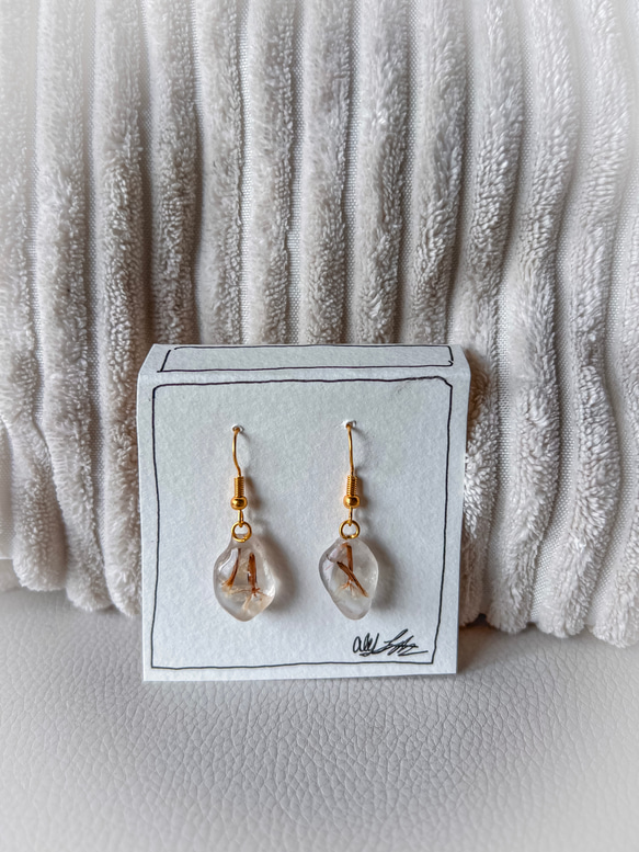 リリー/ドライフラワー、手作りレジンピアス/ピアスタイプ/白いドライフラワー入り ピアス（フック・チェーン） Alexandra Latham ...