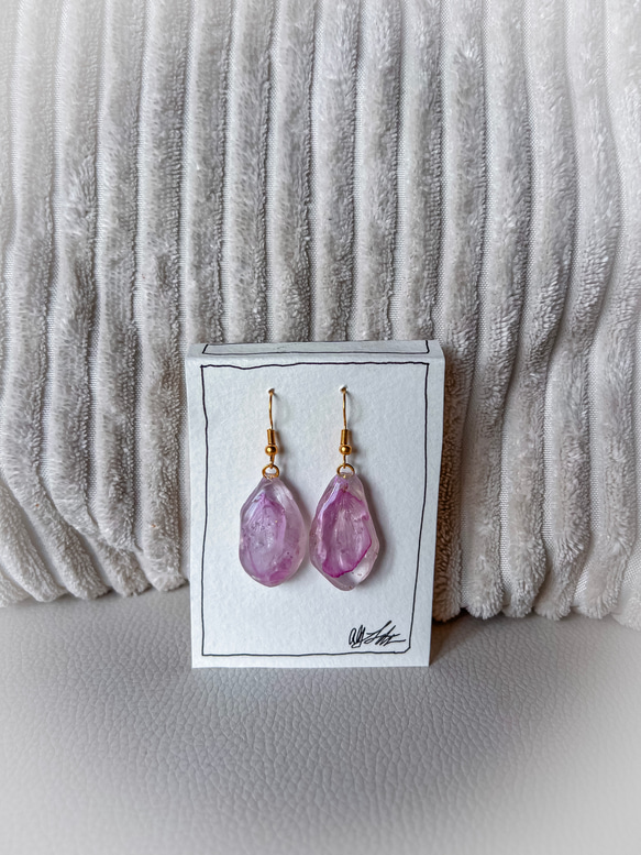 フューシャ・スプリング・ペタル / ドライフラワー、手作りレジンピアス / ピアスタイプ / 手摘みの新鮮な花が入って ピアス（フック ...