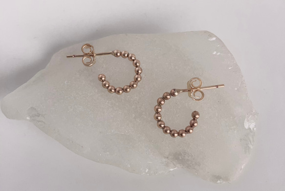 《14kgf 》小さな つぶつぶ 1センチ フープピアス 小ぶり 極小 軽い かわいい つけっぱなし ピアス（フープ） kao.ac 通販 17657559｜Creema(クリーマ)