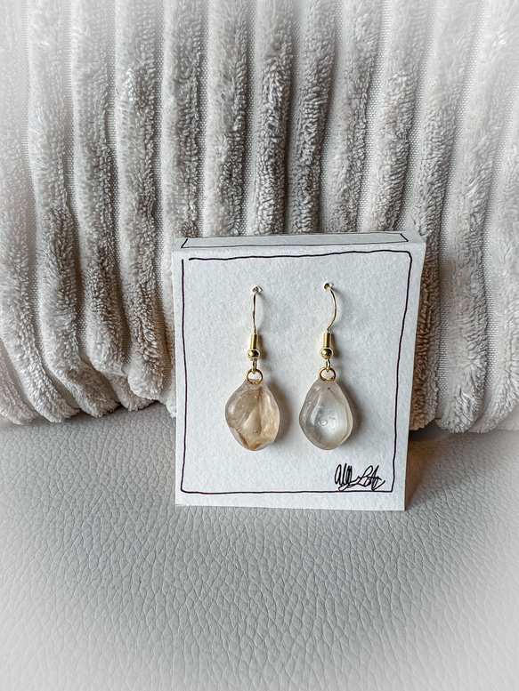 リリードロップス / 手作りの樹脂イヤリング / ピアスタイプ / 手摘みの花びらと共に ピアス（フック・チェーン） Alexandra ...