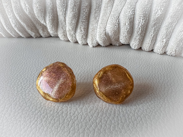 キャットアイ / ハンドメイド樹脂イヤリング / ピアスタイプ / ゴールドとブラウンの模擬石 ピアス（スタッド・一粒） Alexandra ...