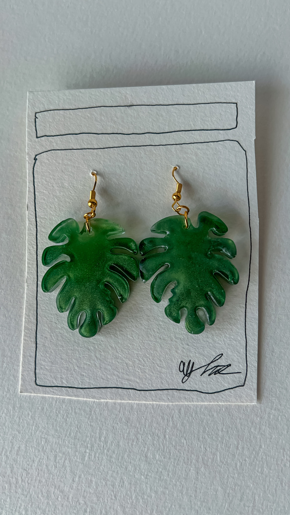 トロピカルリーフ / グリーン / ハンドメイド樹脂イヤリング / ピアスタイプ ピアス（フック・チェーン） Alexandra Latham ...