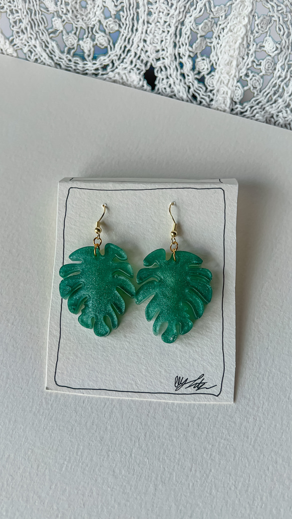 トロピカルリーフ / アクアティール / ハンドメイド樹脂イヤリング / ピアスタイプ ピアス（フック・チェーン） Alexandra ...