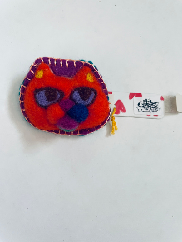 ペロンとニャンブローチ【オレンジ】 ブローチ 寿百(すもも) 通販 17802475｜Creema(クリーマ)