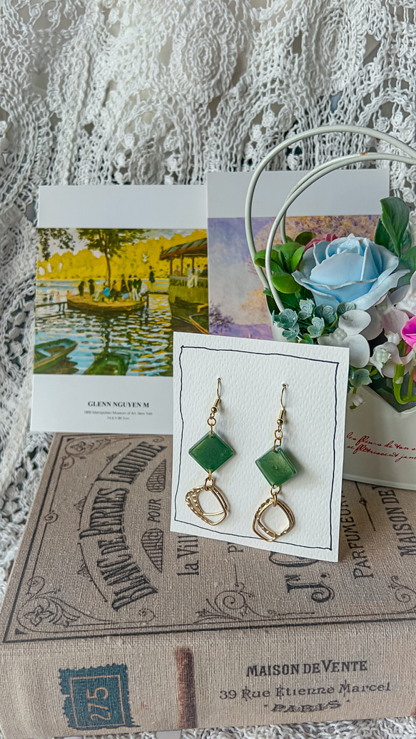 エリザベス / グリーンとゴールド / ハンドメイド樹脂イヤリング / ピアスタイプ ピアス（フック・チェーン） Alexandra ...