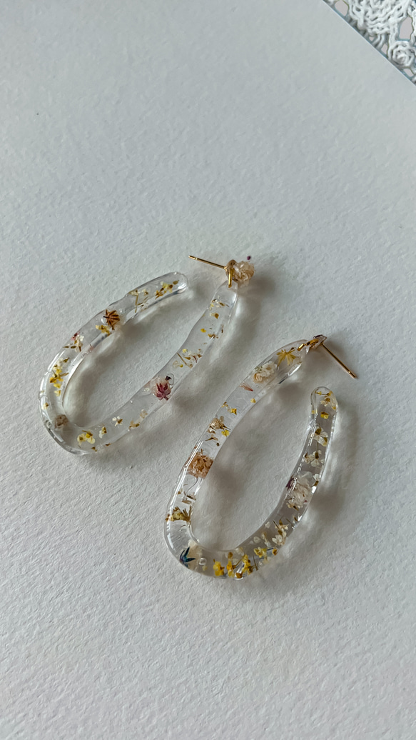 ドライフラワーオープンフープ / グリーンとゴールド / 手作りのレジンイヤリング / ピアスタイプ ピアス（フープ） Alexandra ...