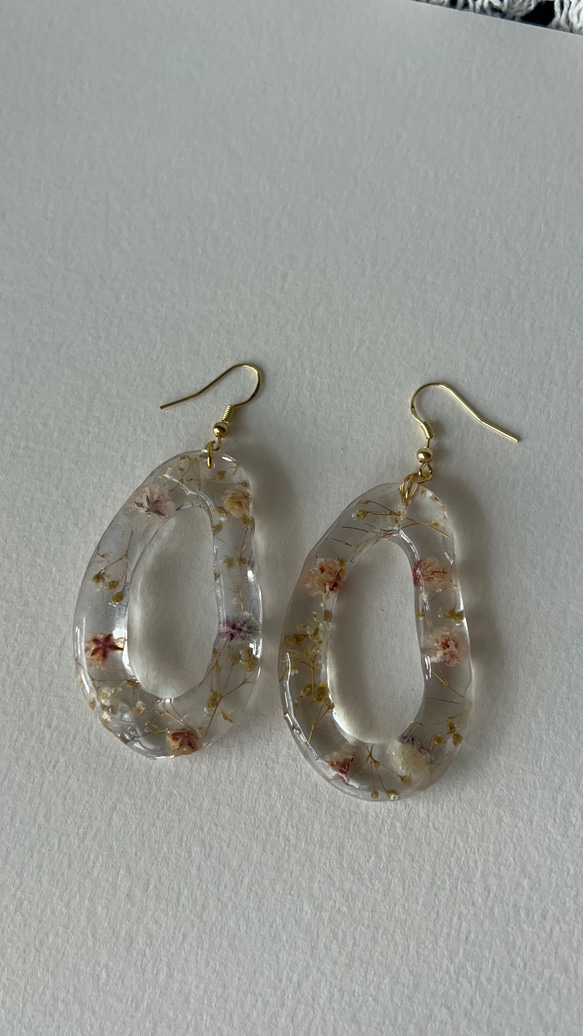 ドライフラワーオーバルフープ / グリーンとゴールド / 手作りのレジンイヤリング / ピアスタイプ ピアス（フープ） Alexandra ...