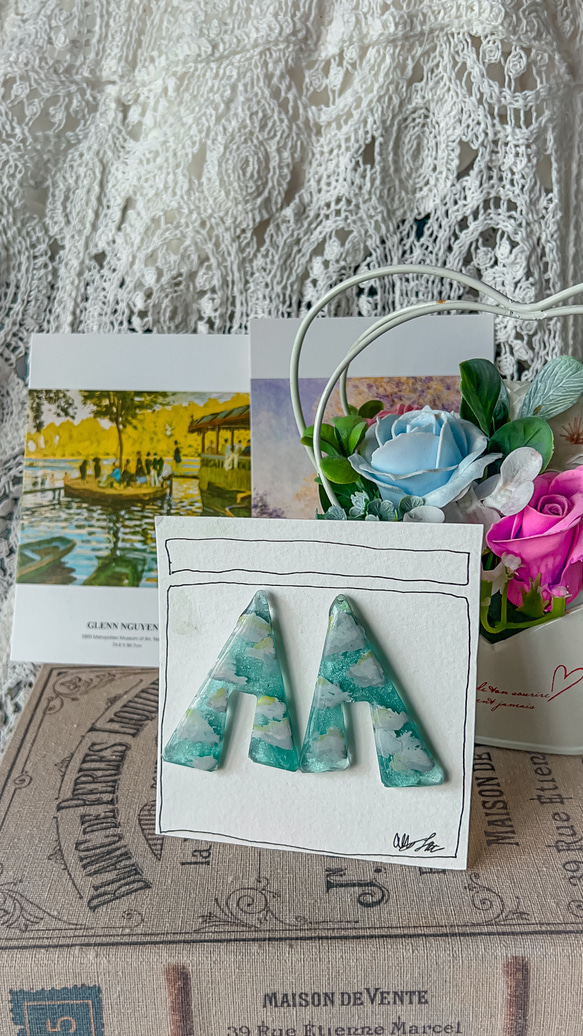 ブルースカイ / 青と白 / 手描きの雲 / 手作りのレジンイヤリング / ピアスタイプ ピアス（スタッド・一粒） Alexandra ...