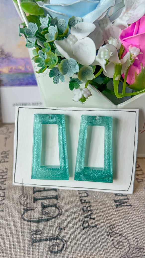 ブルーウィンドウズ / 手作りのレジンイヤリング / ピアスタイプ ピアス（スタッド・一粒） Alexandra Latham 通販 ...