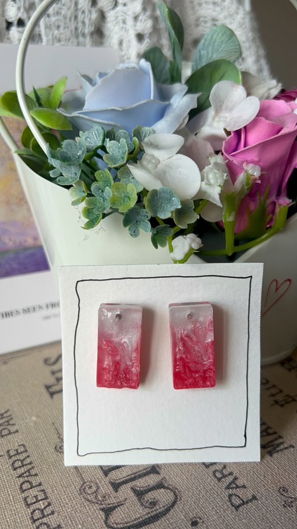 ストロベリーミルク / 手作りのレジンイヤリング / 赤と白 / ピアスタイプ ピアス（スタッド・一粒） Alexandra Latham ...