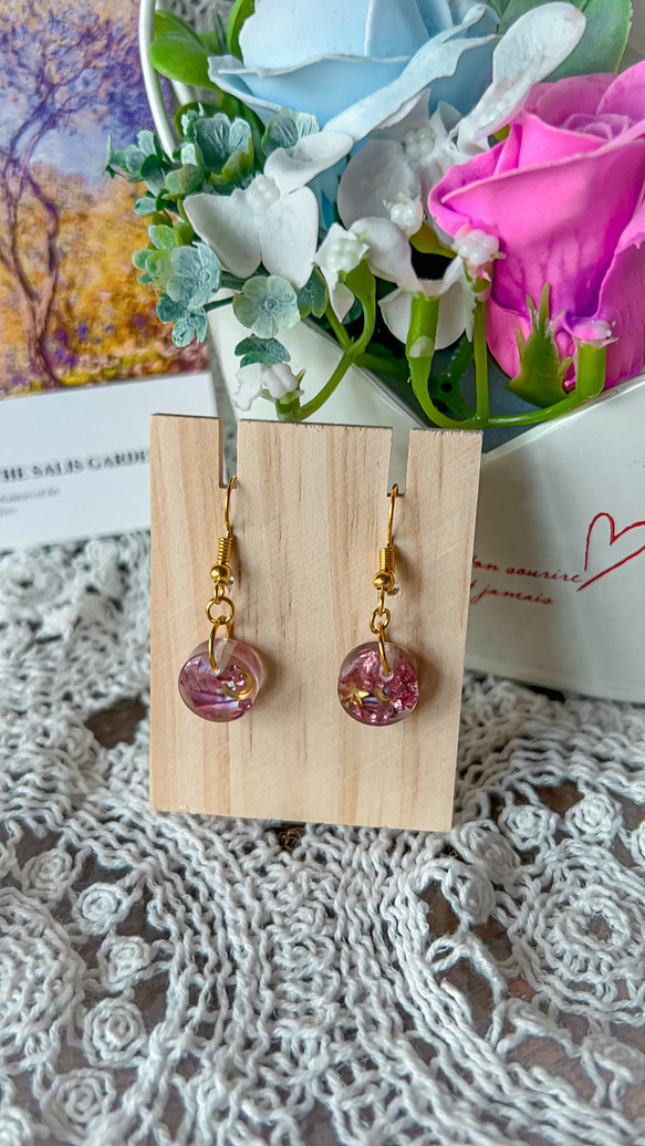 マゼンタストーン / 手作りのレジンイヤリング / ピンク / ピアスタイプ ピアス（フック・チェーン） Alexandra Latham ...