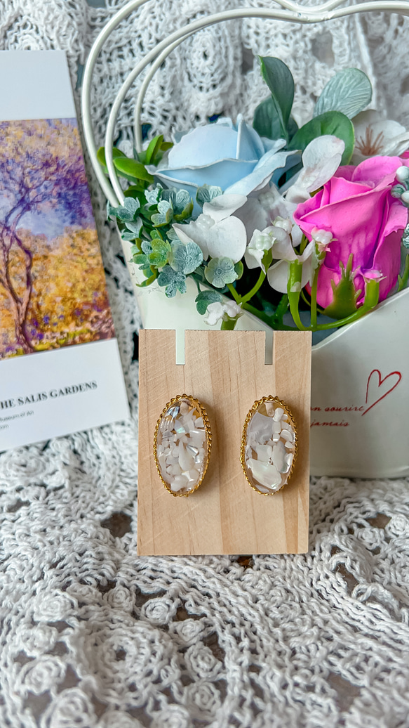 オーバルホワイトストーンスタッズ / 手作り樹脂イヤリング / ピンク / ピアスタイプ / ゴールドトリム付き ピアス（スタッド・一粒 ...