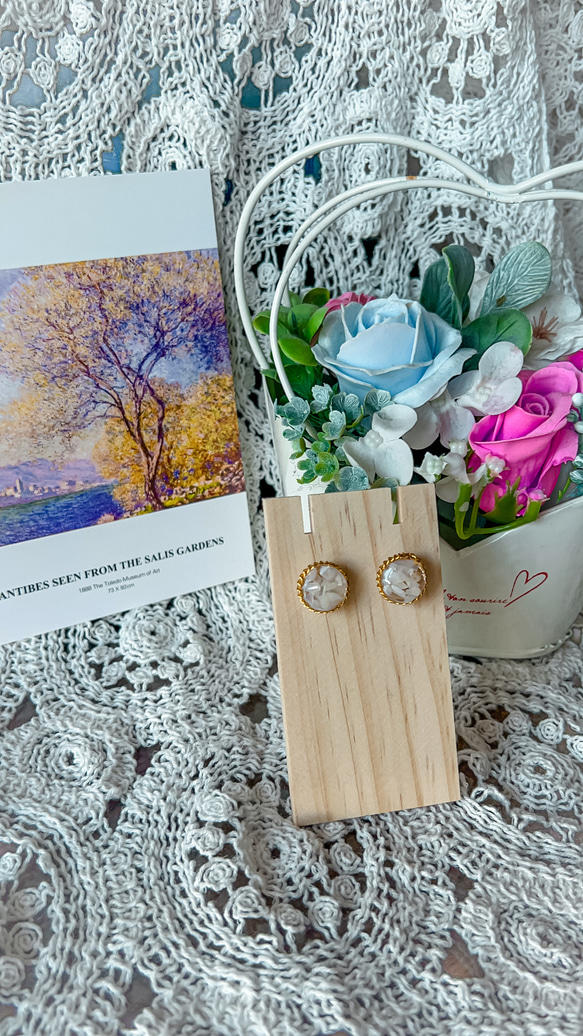 オーバルホワイトストーンスタッズ / 手作りの樹脂製イヤリング / ピンク / ピアスタイプ / ゴールドトリム付き ピアス（スタッド・一粒 ...