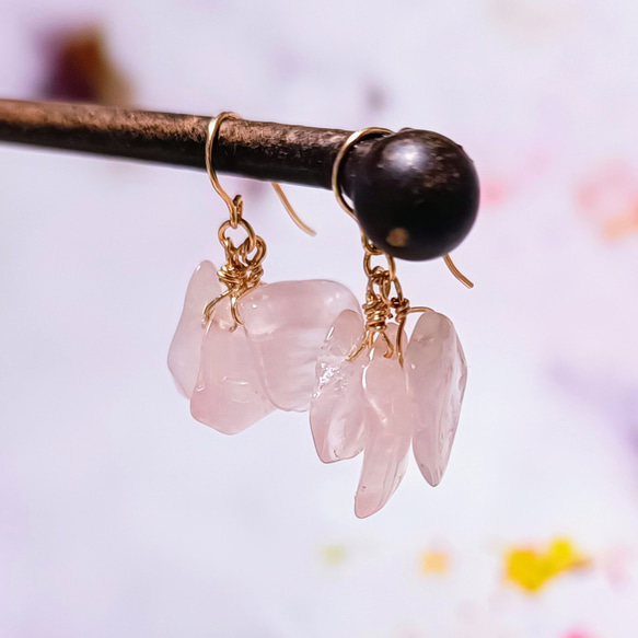 シャララ｡ローズクォーツの花びら｡耳元で揺らめき溢れ落ちる｡k14gf｡k18ピアス､イヤリング変更可能[送料無料] ピアス（フック・チェーン） MAISON KAEKO 通販 ...