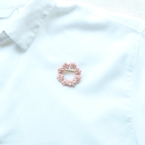 刺繍糸ブローチ】ぷっくり小花のリースブローチ・甘さ控えめ 刺繍糸ブローチ】ぷっくり小花のリースブローチ・甘さ控えめ