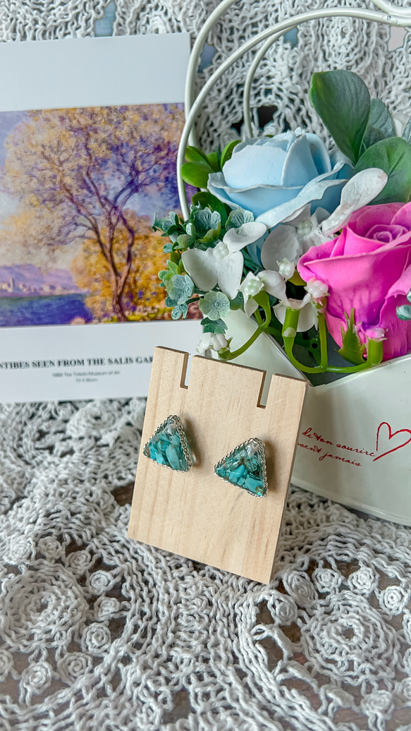 ターコイズさんかくストーンスタッズ / 手作りの樹脂製イヤリング / ピンク / ピアスタイプ / ゴールドトリム付き ピアス（スタッド・一粒 ...