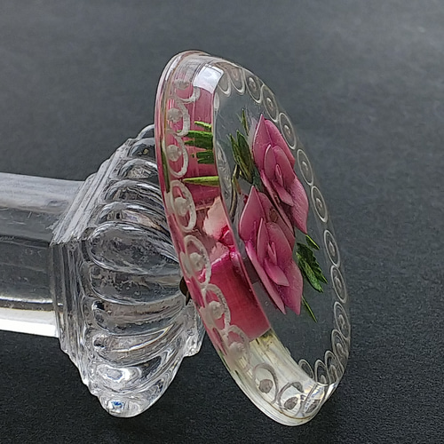 ヴィンテージ ピンクの薔薇/縁装飾 ルーサイト製ブローチ(約49 ヴィンテージ ピンクの薔薇/縁装飾 ルーサイト製ブローチ(約49