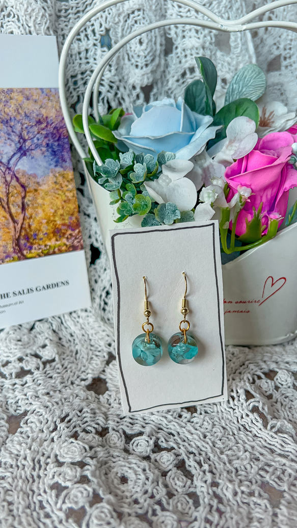 ターコイズのダングリングストーン / 手作りの樹脂製イヤリング / ブルー / ピアスタイプ ピアス（フック・チェーン） Alexandra ...