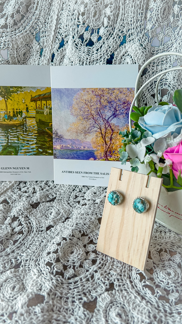 ターコイズの丸い石のスタッズ / 手作りの樹脂製イヤリング / ピアスタイプ / シルバートリム付き ピアス（スタッド・一粒 ...